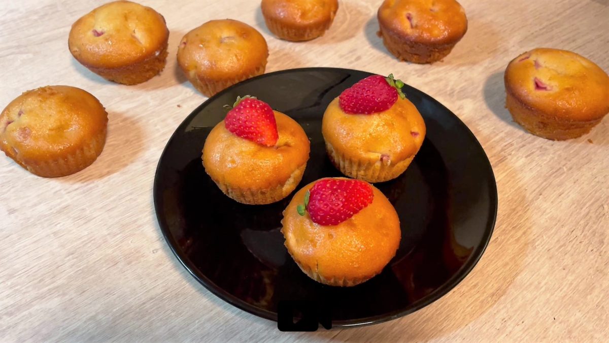 Muffins με κομματάκια Φράουλας - Γιώργος Γούλας | Ζαχαροπλαστική ...