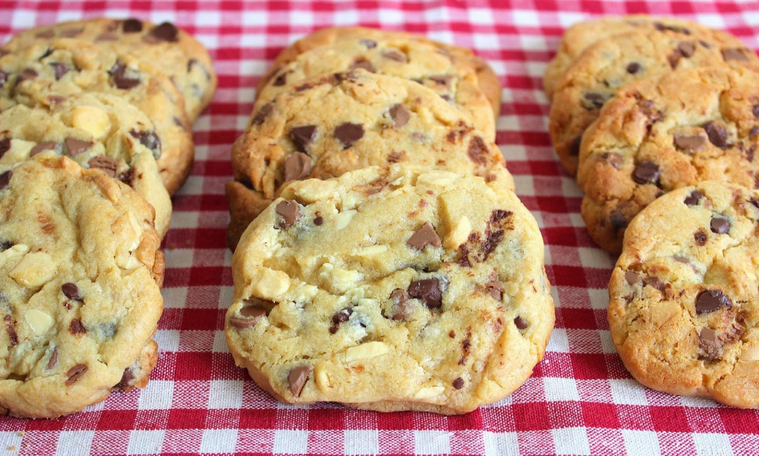 Μπισκότα Cookies Τριπλής Σοκολάτας - Γιώργος Γούλας | Ζαχαροπλαστική ...