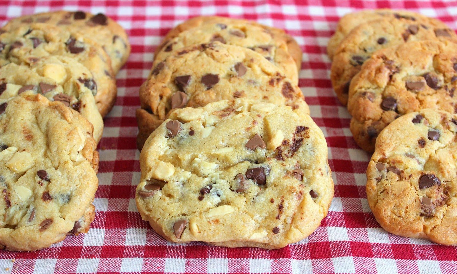 Μπισκότα Cookies Τριπλής Σοκολάτας - Γιώργος Γούλας | Ζαχαροπλαστική ...